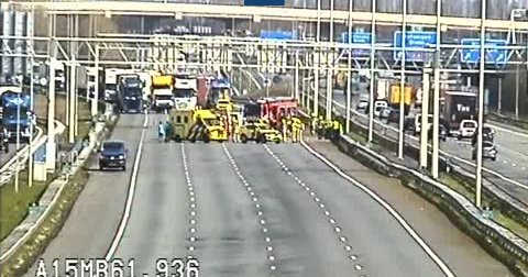Gekantelde vrachtwagen op de A15 | Rijkswaterstaat Verkeersinformatie