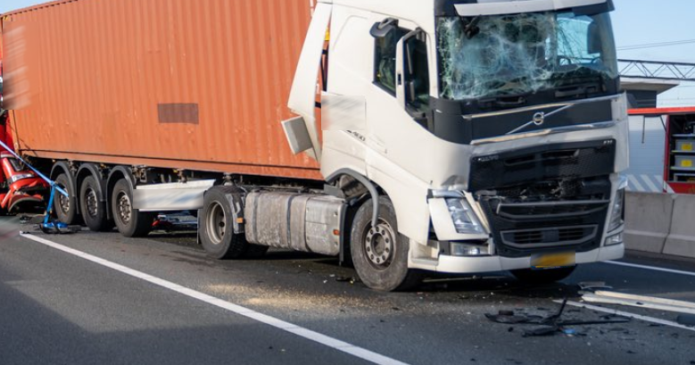 Ongeluk met drie vrachtwagens bij Brielle (A15) | Rijkswaterstaat Verkeersinformatie