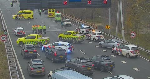 A10 bij knooppunt Watergraafsmeer dicht na ongeval | Rijkswaterstaat Verkeersinformatie